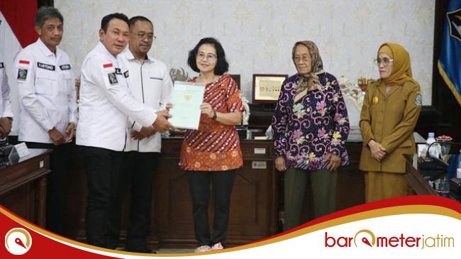 Beri Kepastian Hukum Pemegang Surat Ijo, Pemkot Surabaya Serahkan 39 ...